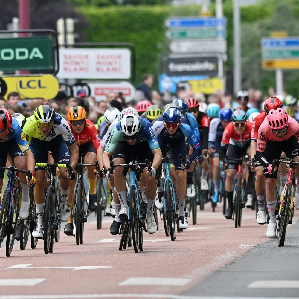 Sam Bennett tweede in de eerste etappe van het Critérium du Dauphiné ...